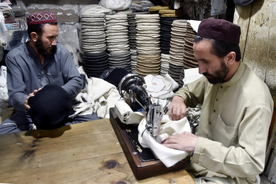 Asia Album: Craftsmen make traditional caps for winter in Pakistan-Xinhua