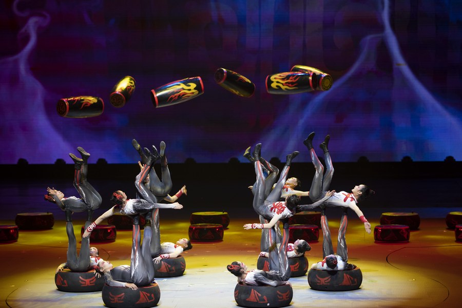 In pics: Artists stage stunning acrobatics in Puyang-Xinhua