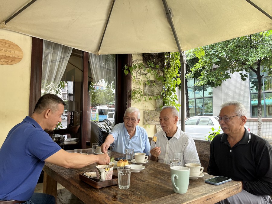 Coffee aroma evokes fond memories among returned overseas Chinese-Xinhua