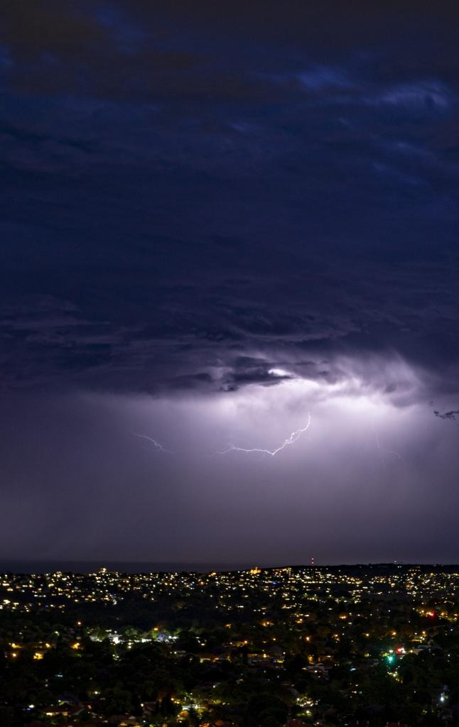 Album: Thunder, lightning hit Australia's Sydney-Xinhua