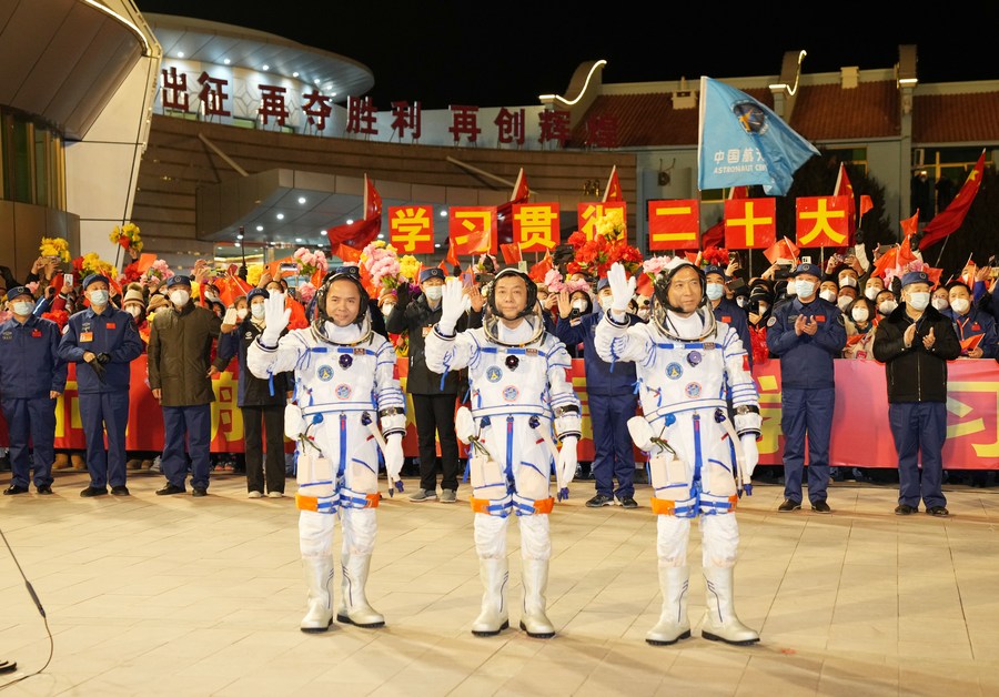 (EyesonSci)See-off ceremony held for Chinese astronauts of Shenzhou-15 mission-Xinhua