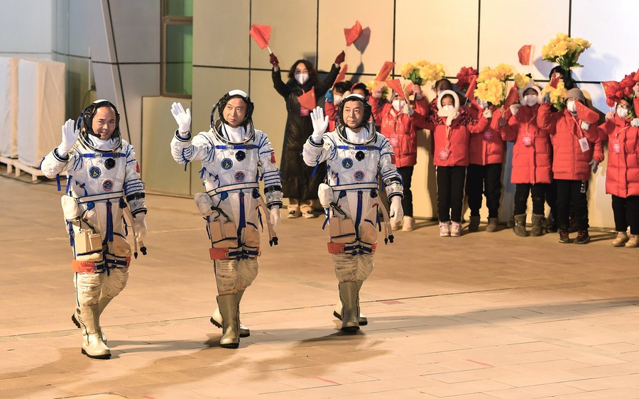 (EyesonSci)See-off ceremony held for Chinese astronauts of Shenzhou-15 ...