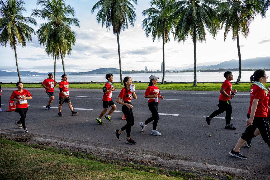 People participate in friendship run event in Kota Kinabalu, Malaysia ...