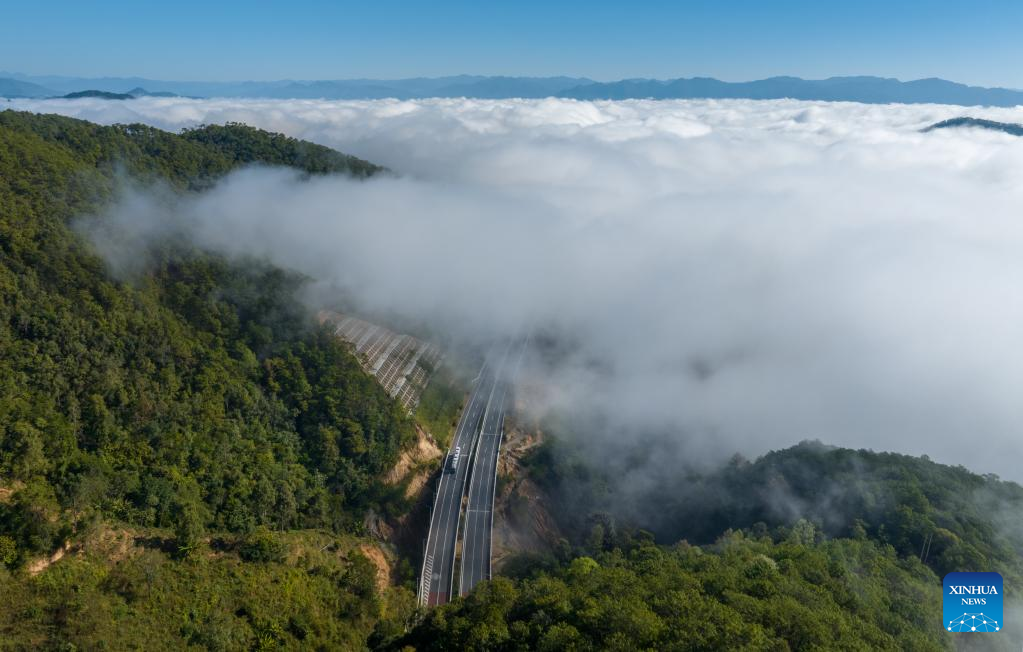 In pics: sea of clouds in Lincang City of SW China's Yunnan-Xinhua