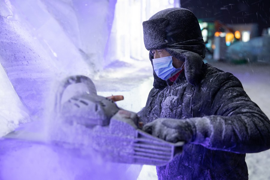GLOBALink | Preparation for creating ice and snow sculptures underway ...