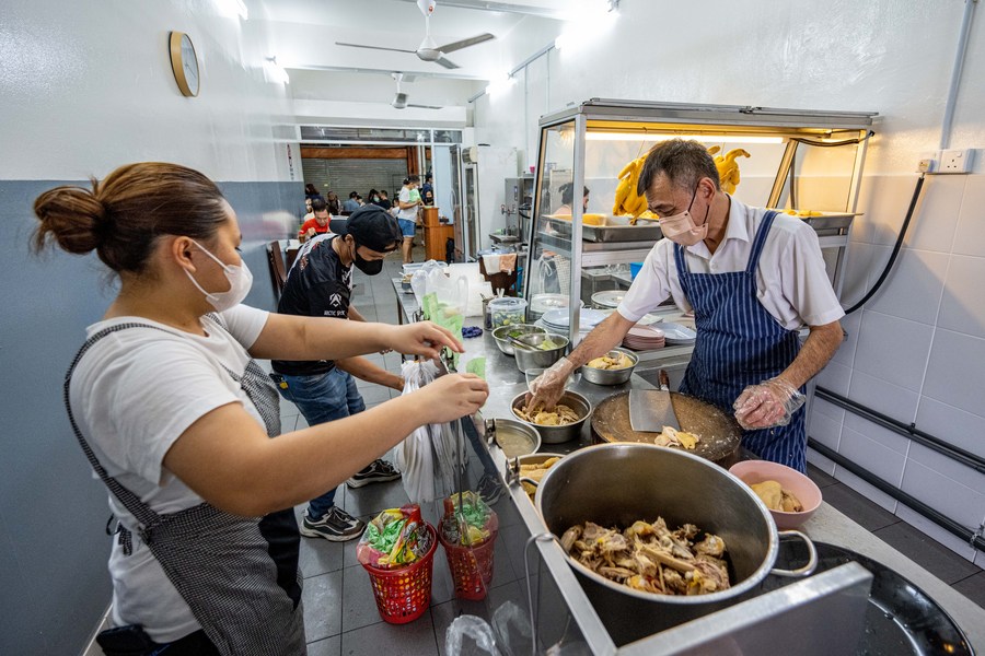 Asia Album: Hainanese chicken rice all the rage in SE Asia-Xinhua