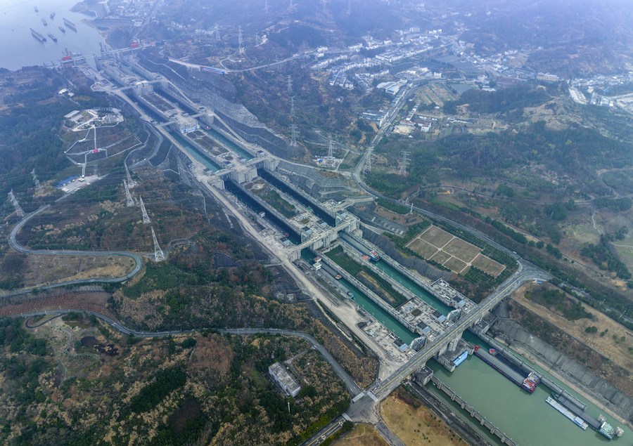Shipping throughput of Three Gorges Dam hits new record-Xinhua