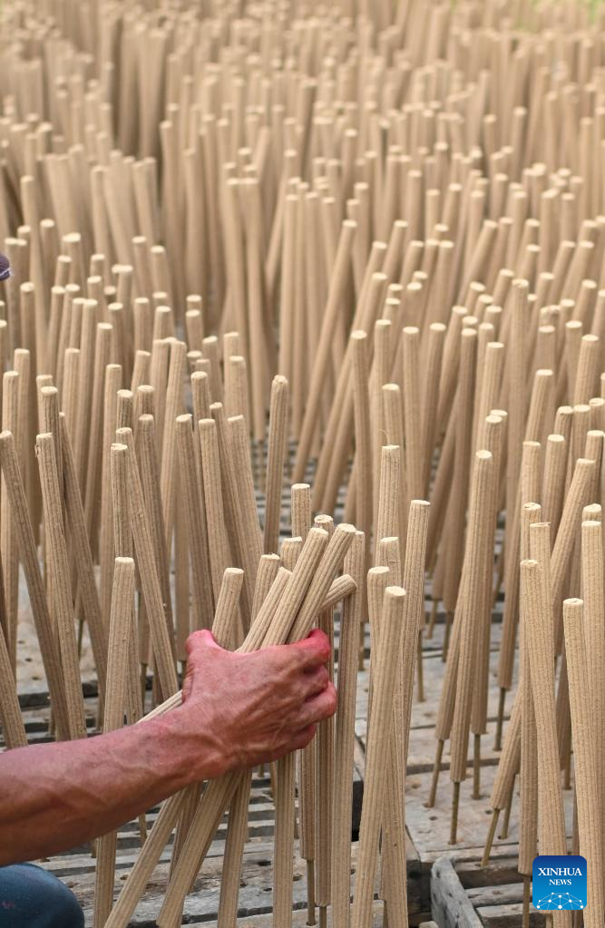 Workers work at incense stick factory in Indonesia-Xinhua