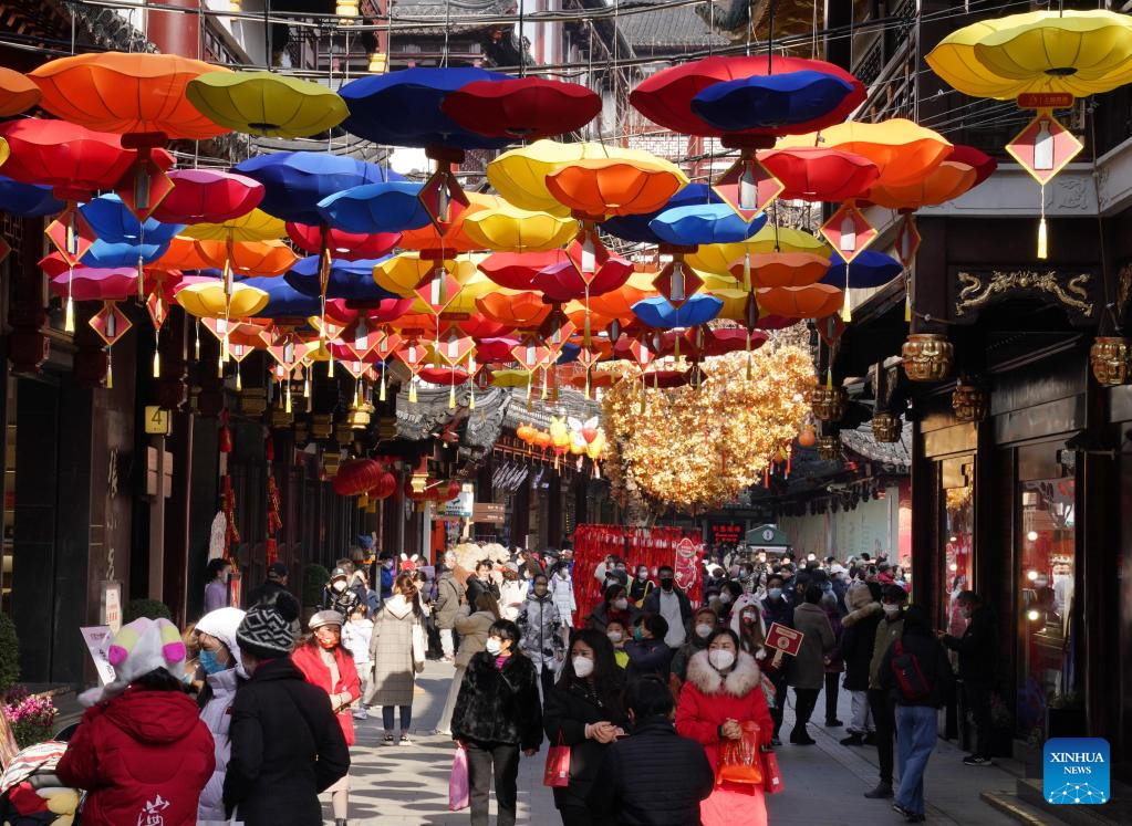 People in Shanghai prepare for Spring Festival-Xinhua