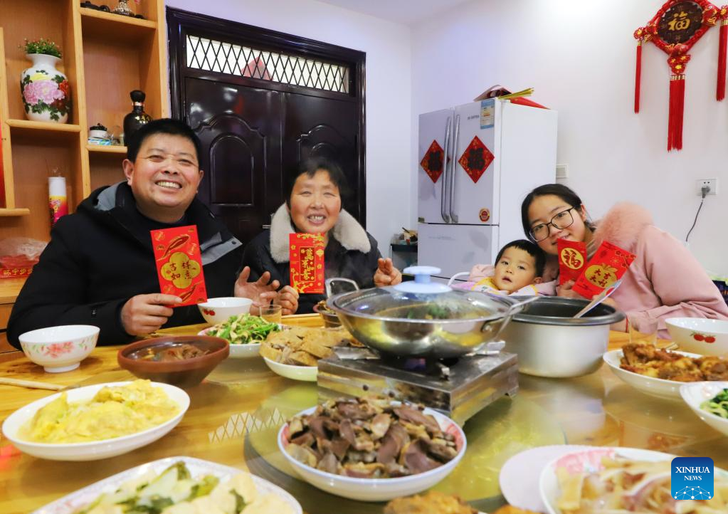 People enjoy feast on Spring Festival's eve across China-Xinhua