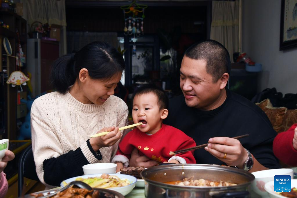 People enjoy feast on Spring Festival's eve across China-Xinhua