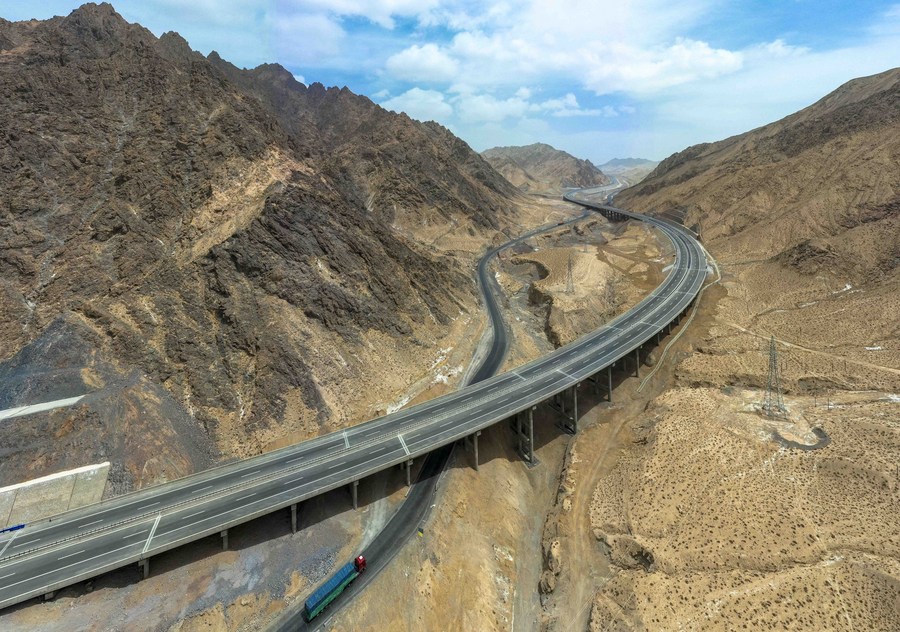 Xinjiang plans to invest 8 bln yuan in rural road construction-Xinhua