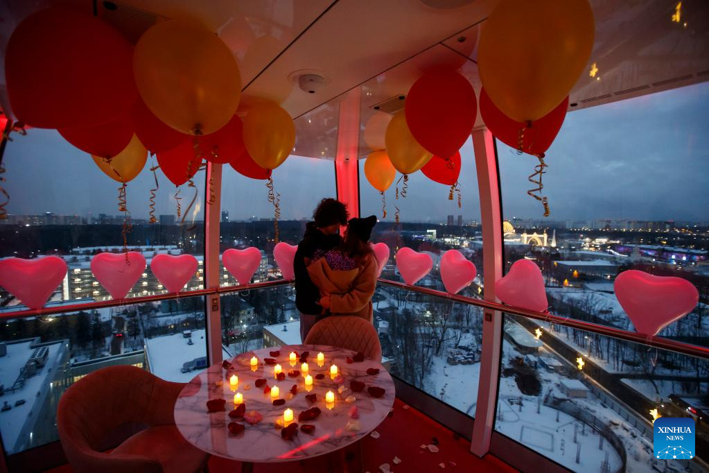 People celebrate Valentine's Day in Moscow, Russia-Xinhua