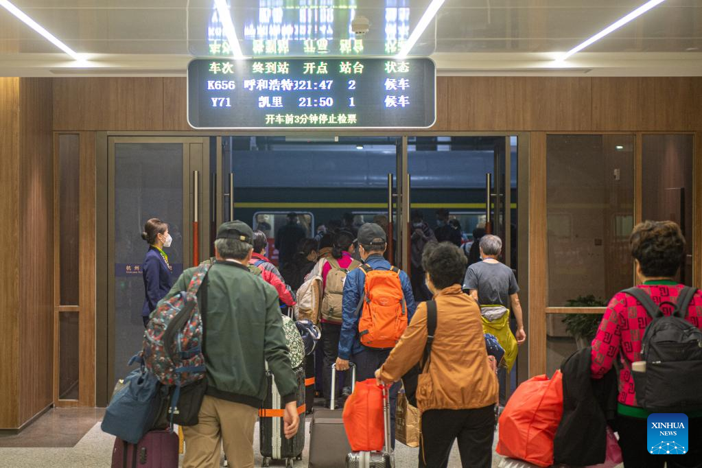 Chartered train for trans-provincial railway tourism departs from ...