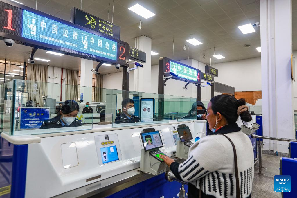 China Focus: Major China-Nepal land port resumes passenger clearance-Xinhua
