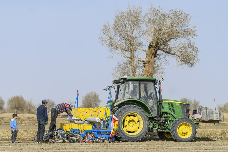 InPics: NW China's Xinjiang enters cotton sowing period-Xinhua