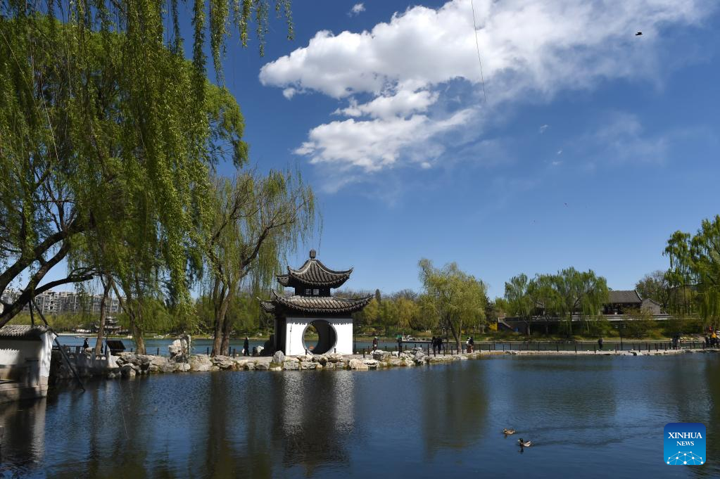 Tourists have fun at Taoranting park in Beijing-Xinhua