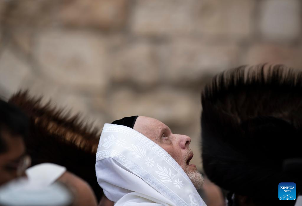Jewish worshipers pray during traditional blessing ceremony in ...