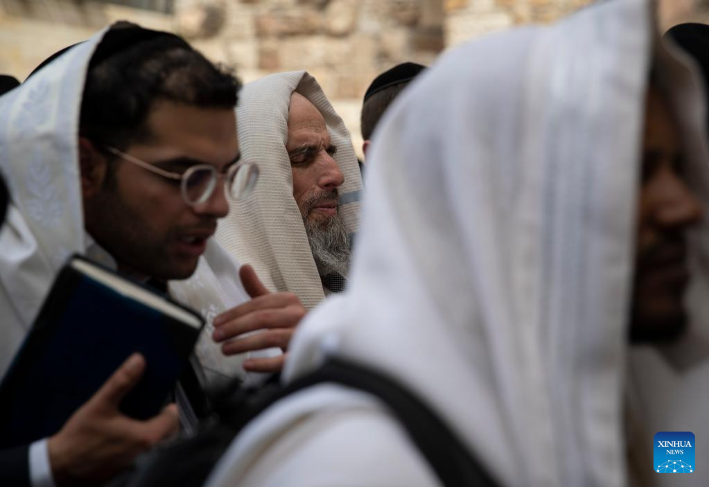 Jewish worshipers pray during traditional blessing ceremony in ...