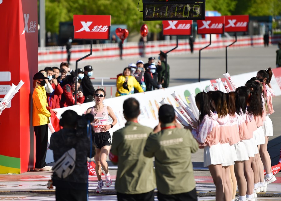 Kenyan runner lowers Beijing Half Marathon record to under one hour-Xinhua