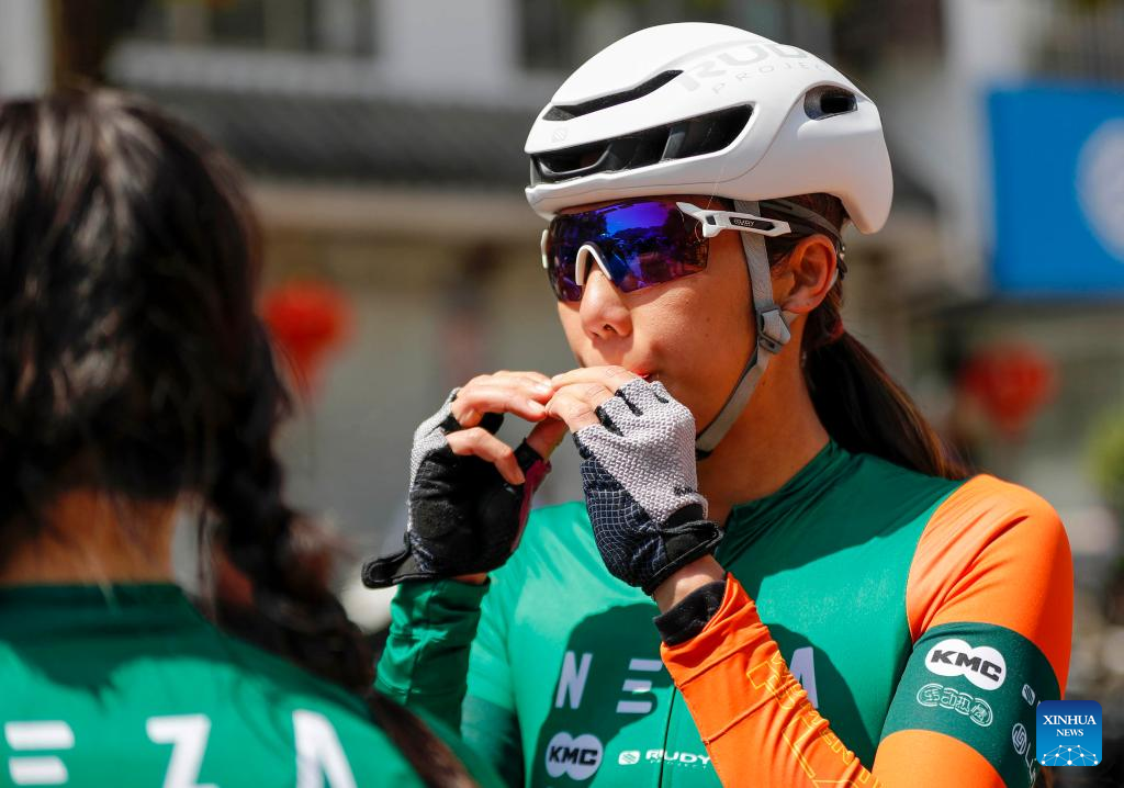Female rider finds feeling of returning to nature in Anhui, E China-Xinhua