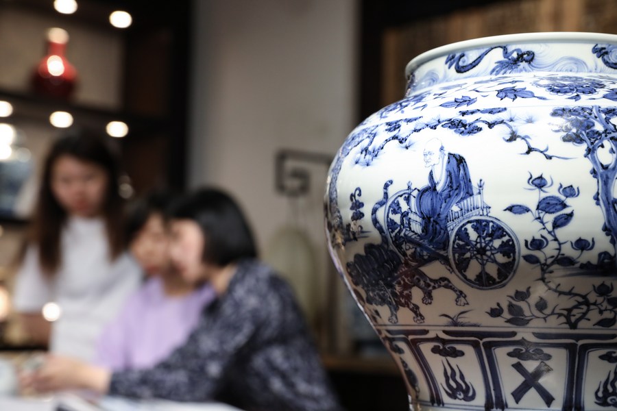 Young master inherits the craft of blue-and-white porcelain painting in ...