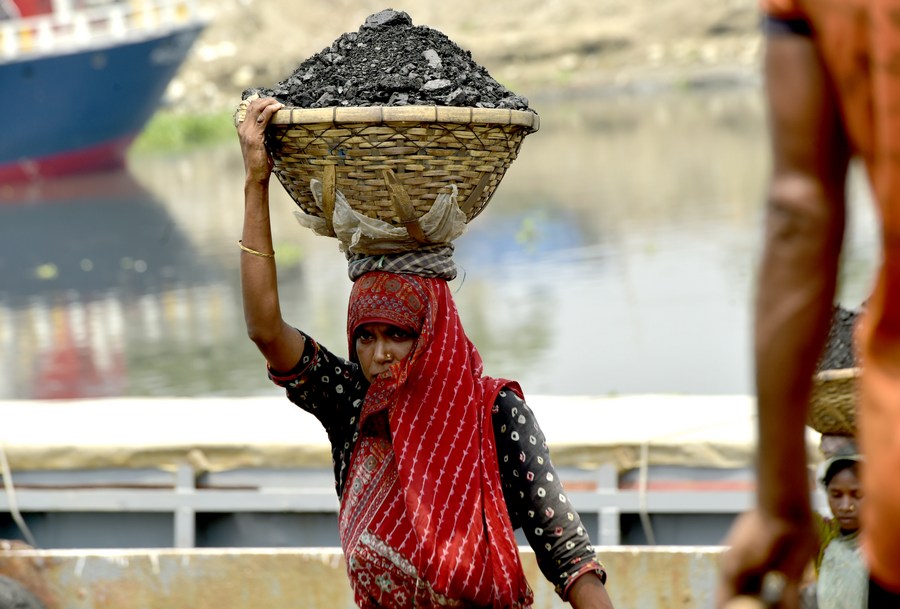 Asia Album: Praise for diligent laborers in Bangladesh-Xinhua