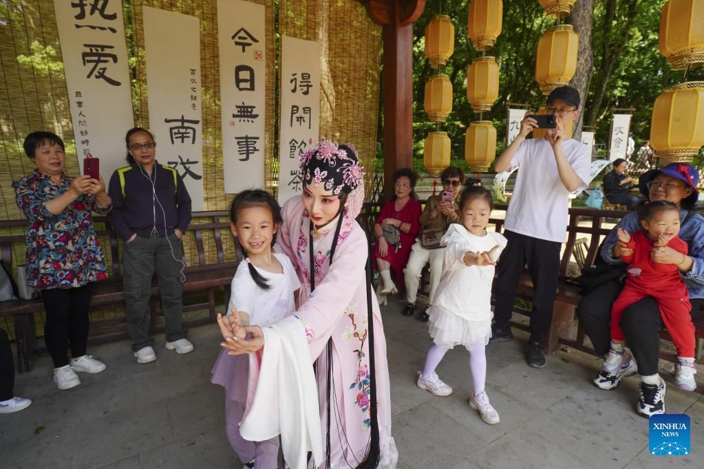 People enjoy May Day holiday in China-Xinhua