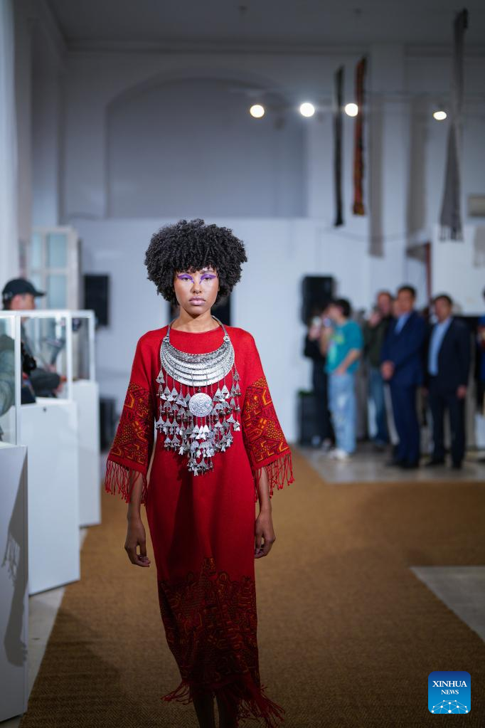 Across China: Ancient Hainanese brocade shines in Italy-Xinhua