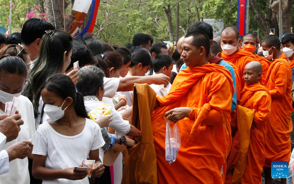 Cambodians observe Vesak Day-Xinhua