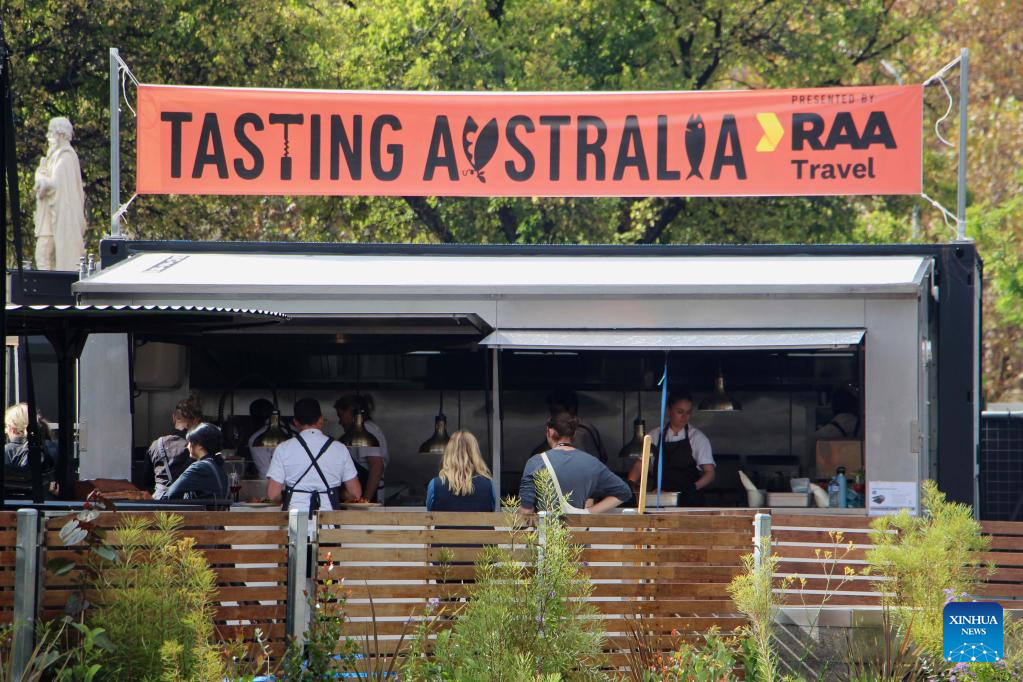 People attend Tasting Australia food festival in Adelaid-Xinhua