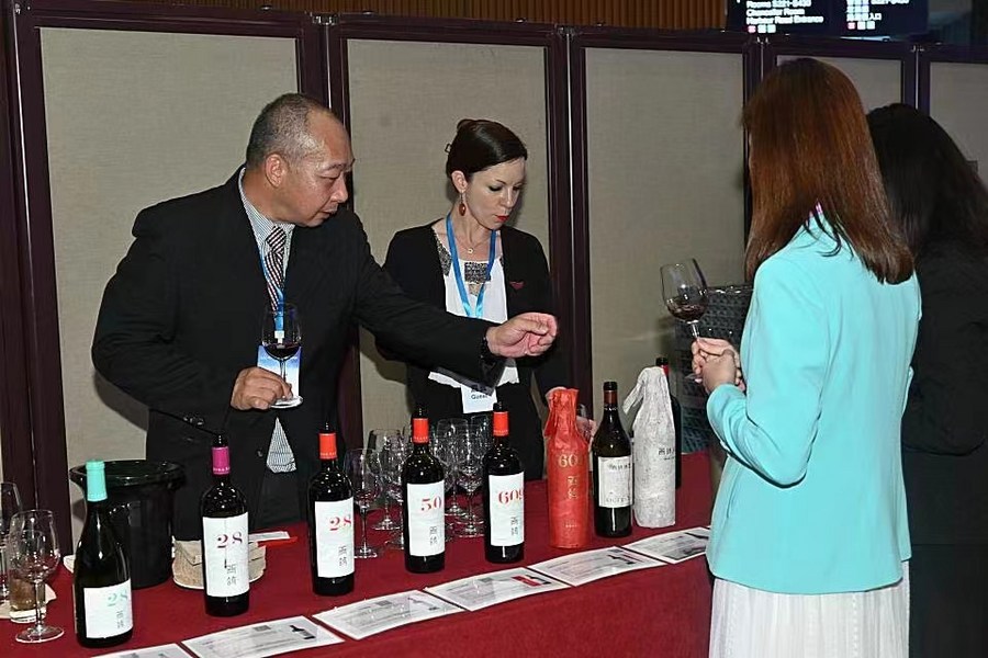 Foreign wine brewer, connoisseur explore new horizons in NW China-Xinhua