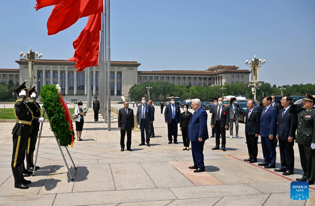 Palestinian President lays wreath at Monument to People's Heroes in ...
