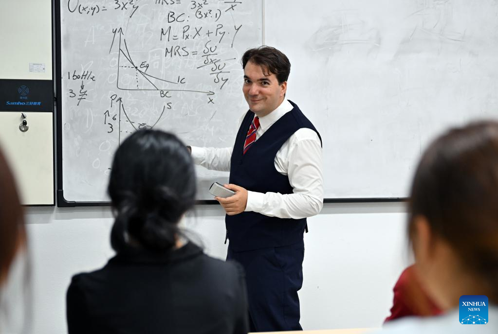 Profile: Italian lecturer promotes educational exchanges between China ...