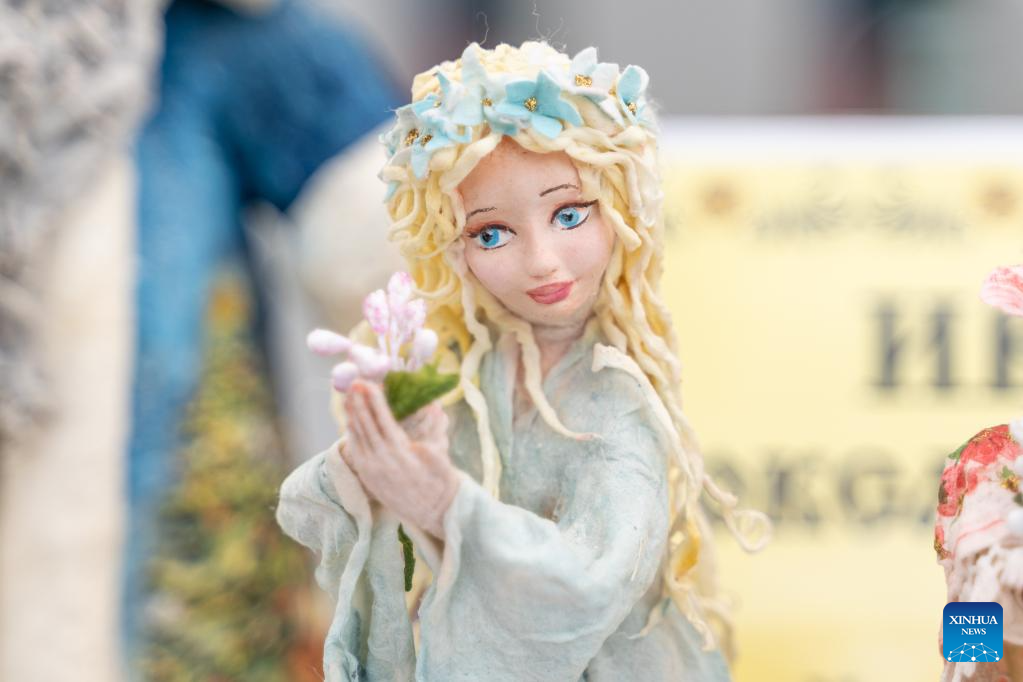 Exquisite handicrafts displayed on "Day of Folk Arts and Crafts" in ...