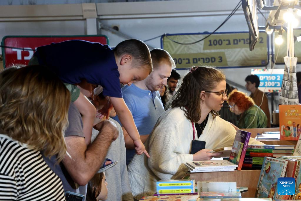 People select books during Hebrew Book Week in Jerusalem-Xinhua