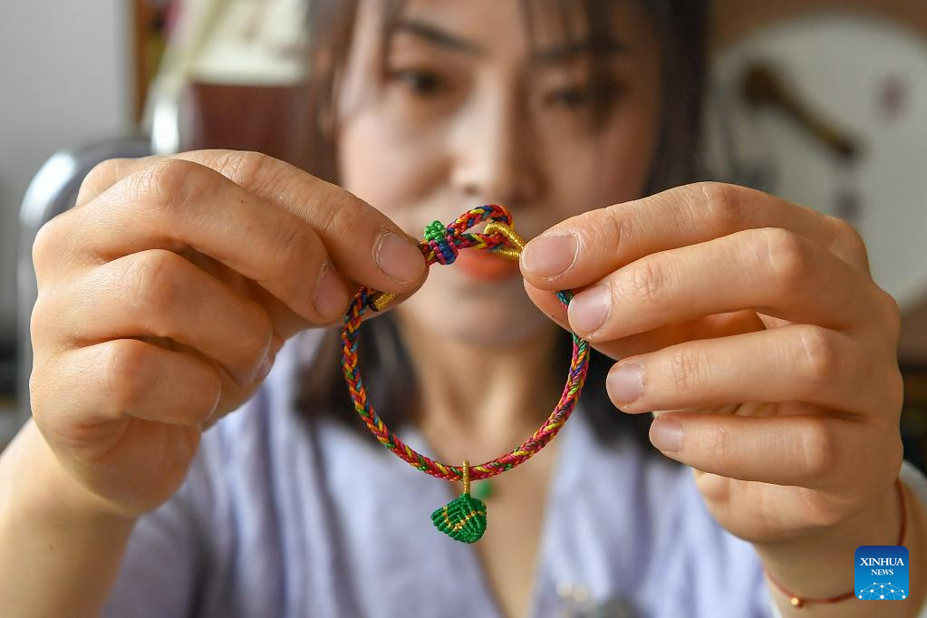 Pic story: inheritor of traditional string-weaving technique in NE ...