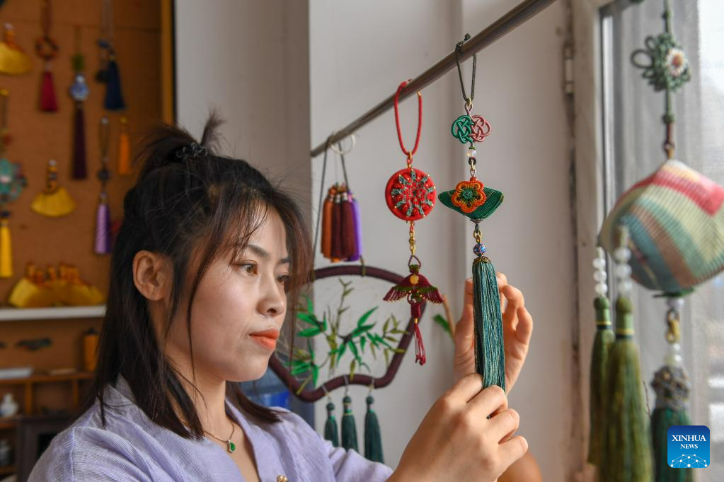 Pic story: inheritor of traditional string-weaving technique in NE ...