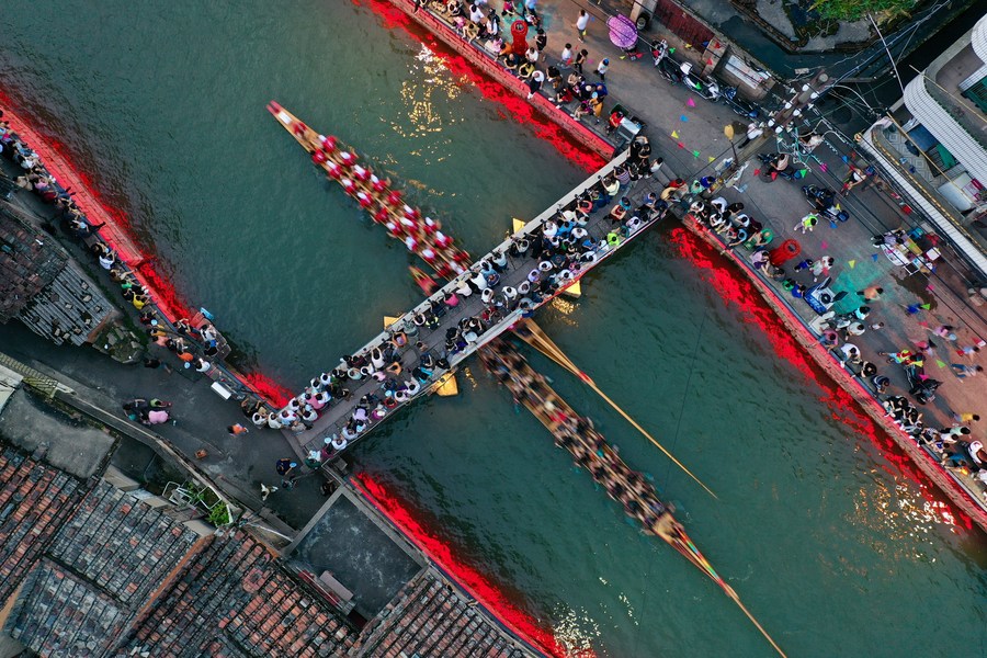 GLOBALink | Nighttime dragon boat race with over 600 years' history in ...