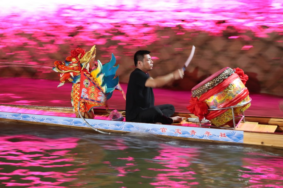 GLOBALink | Nighttime dragon boat race with over 600 years' history in ...
