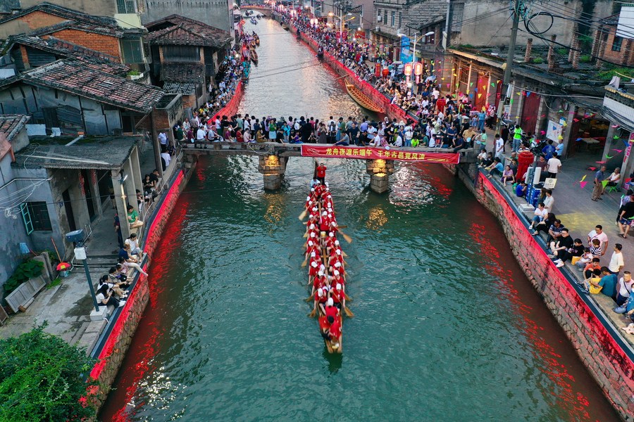 GLOBALink | Nighttime dragon boat race with over 600 years' history in ...