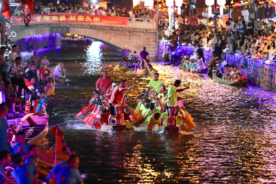 GLOBALink | Nighttime dragon boat race with over 600 years' history in ...