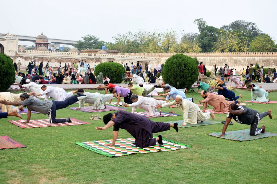 Asia Album: India, Pakistan celebrate Int'l Day of Yoga-Xinhua