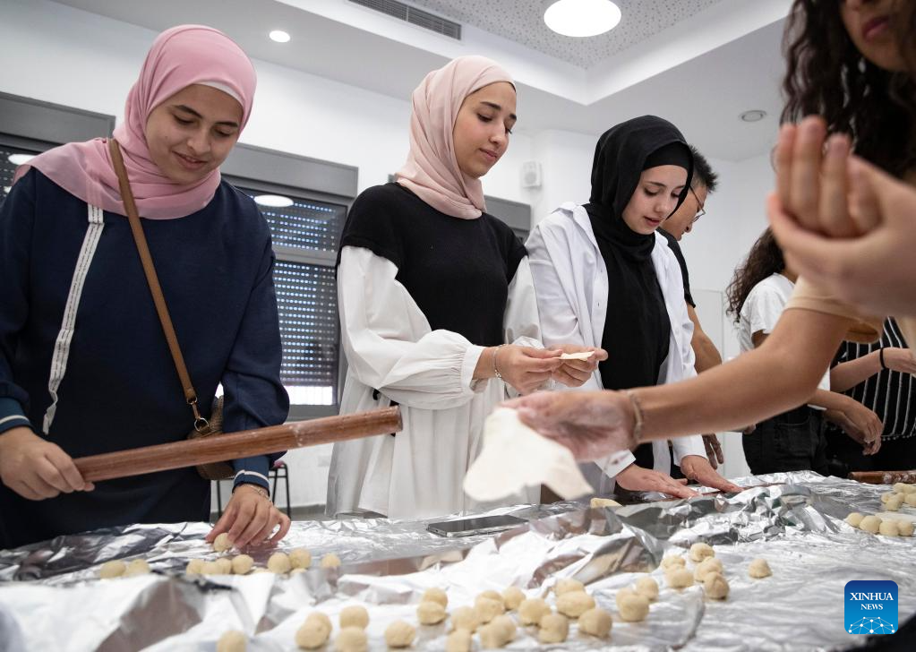 Students learn to make Chinese dumplings in East Jerusalem-Xinhua