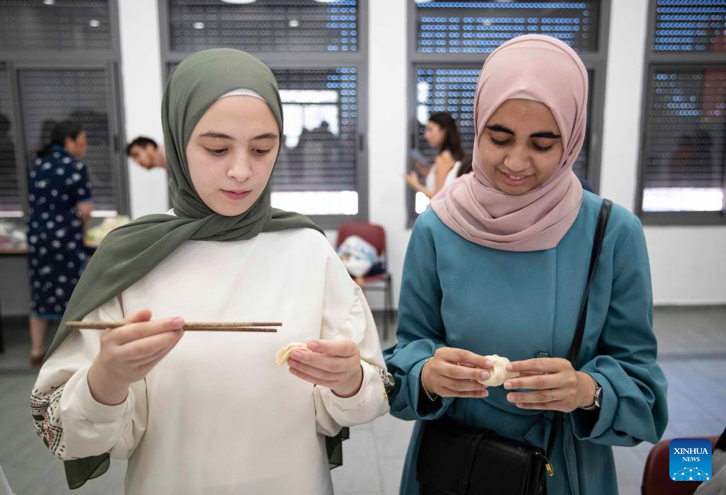Students learn to make Chinese dumplings in East Jerusalem-Xinhua