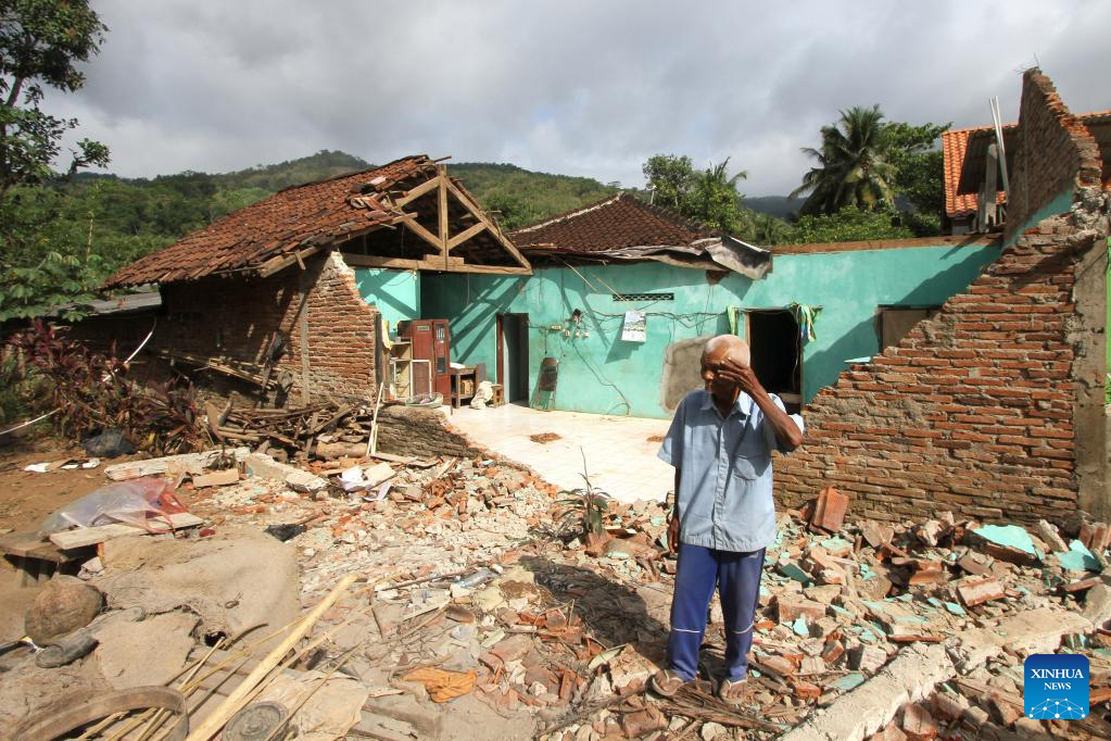 Indonesia's strong quake leaves at least 1 dead, 9 wounded-Xinhua