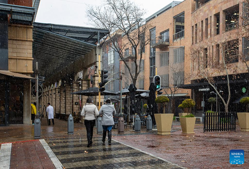 Snow falls in Johannesburg, South Africa-Xinhua