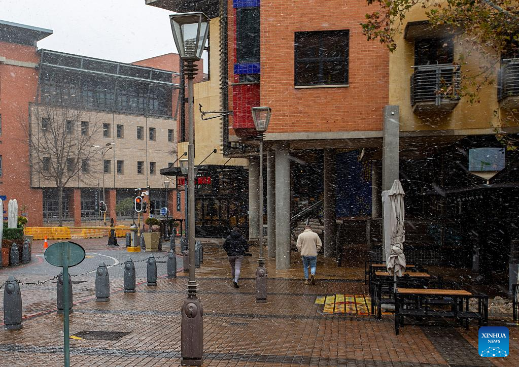Snow falls in Johannesburg, South Africa-Xinhua