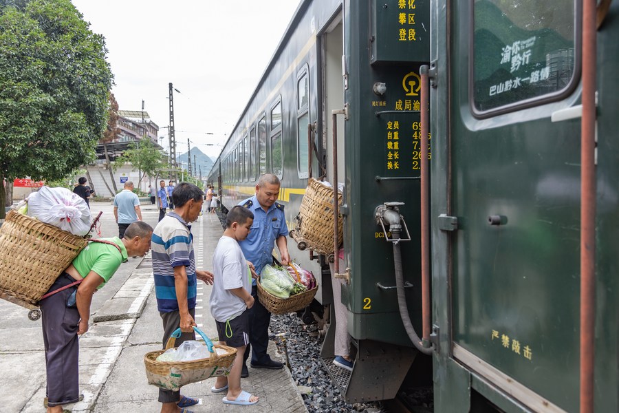 Economy&Life | Onboard markets on slow trains running between Guizhou ...