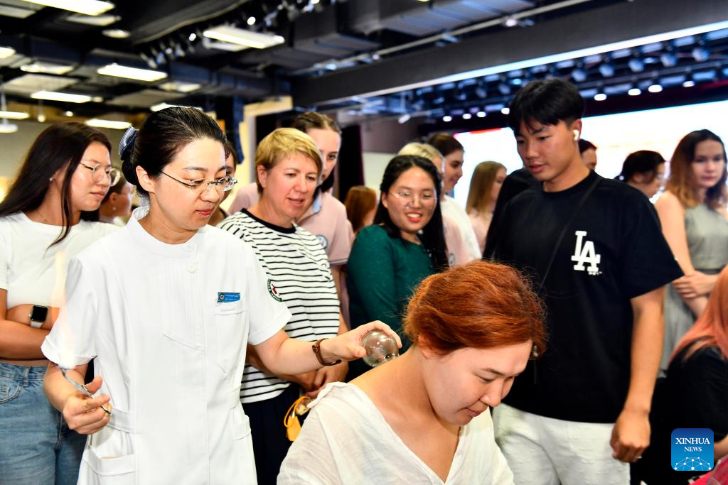Int'l students experience TCM in east China's Shandong-Xinhua
